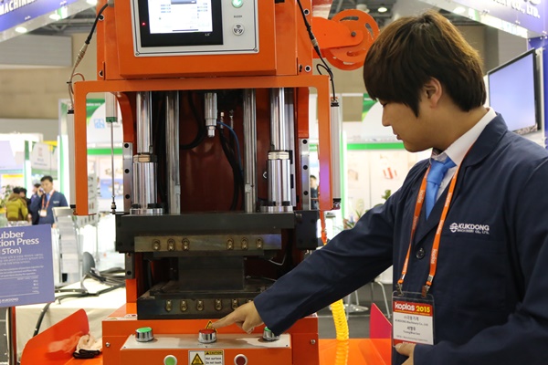 [KOPLAS 2015] Kukdogng Machinery Showcases Rubber Shaping Machine