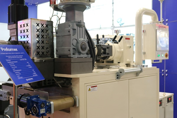 [KOPLAS 2015] Kukdogng Machinery Showcases Rubber Shaping Machine