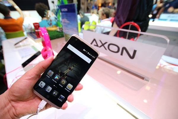 [IFA 2015] ZTE Introduces Smartphone Axon Elite