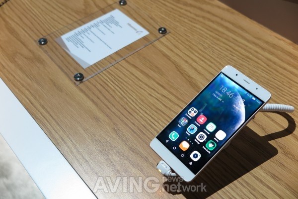 [CES 2016] Hisense Introduced ‘A1’ That Has Dual Camera and 1080p ...