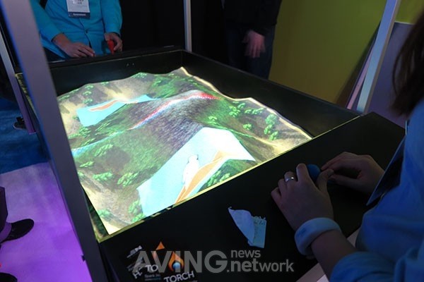 [CES 2016] Intel Introduced an Arcade Game, Using Real Sense Camera