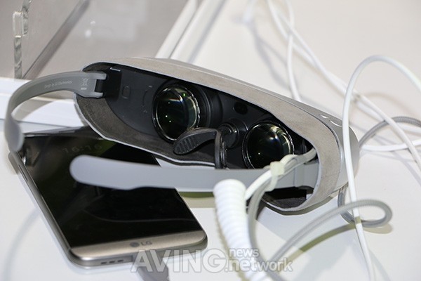 [MWC 2016] LG Showcased Sports Goggle-Shaped LG 360 VR That Realizes 130 Inch Display