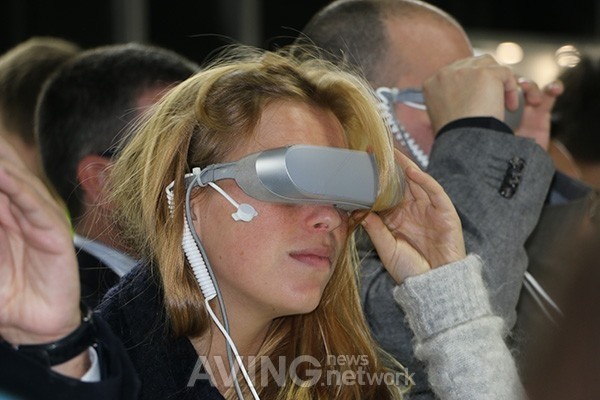 [MWC 2016] LG Showcased Sports Goggle-Shaped LG 360 VR That Realizes 130 Inch Display