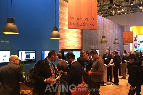 [MWC 2016] Microsoft Introduced Curved-Display Smart Band