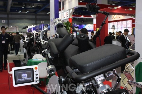 [KIMES 2016] JM Tech Showed ‘Robot ATT,’ Robot Spine Treatment System
