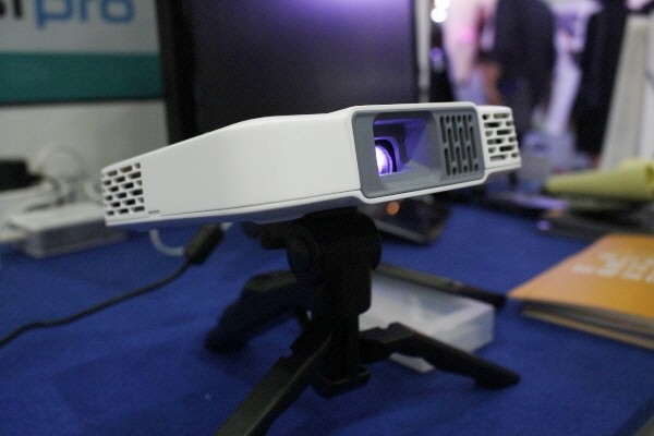 [KES 2016] Wireless Beam Projector Cast P2000 with Mirroring Function