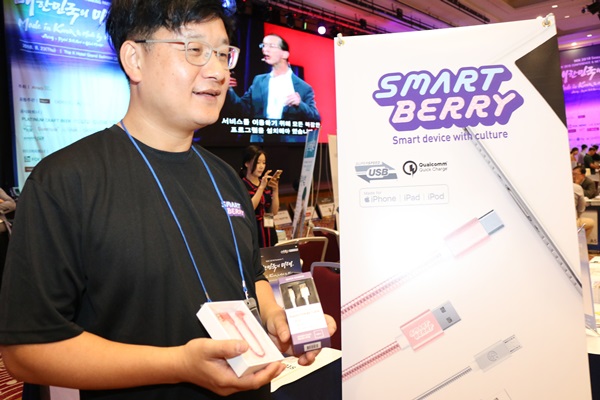 [MIK 2018] Smart Berry, Showcases ‘USB Charging Cable’ Digital Accessory