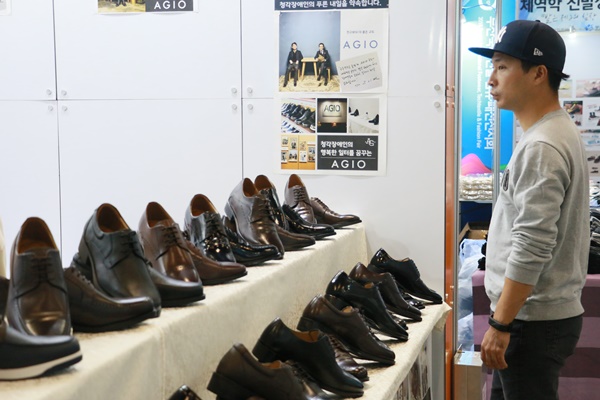 [BISS 2018] Social Cooperative Shoe Making Scene, Showcases ‘AGIO ...