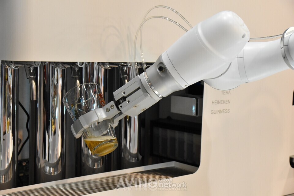 [DRINK SEOUL 2023] Folletto Robotics brought its beer-serving robot ...