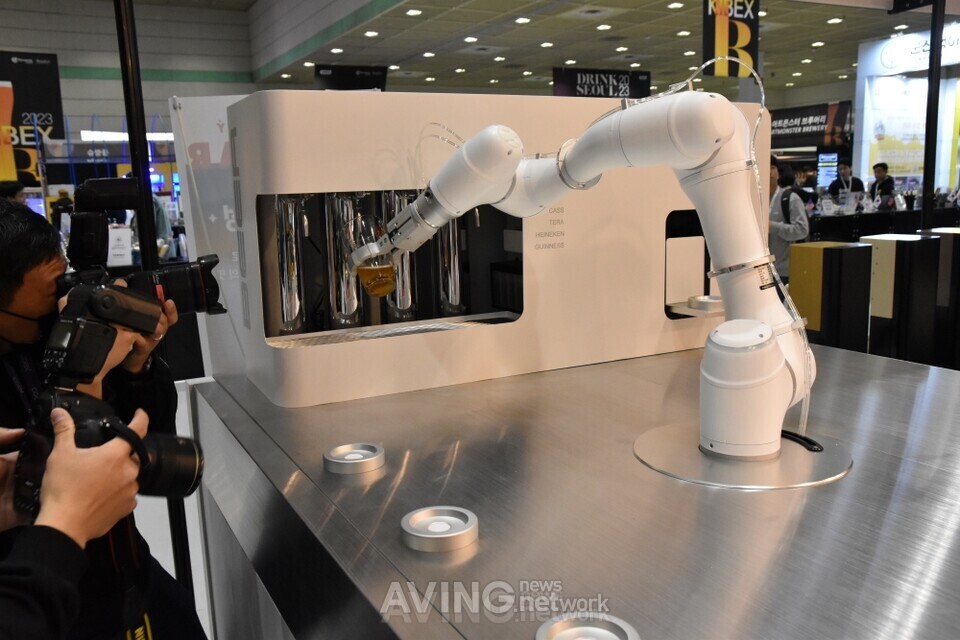 [DRINK SEOUL 2023] Folletto Robotics brought its beer-serving robot ...