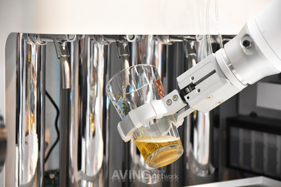 [DRINK SEOUL 2023] Folletto Robotics brought its beer-serving robot ...