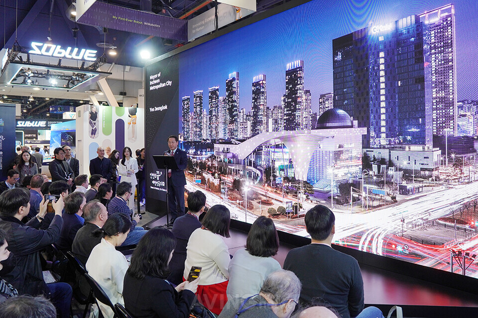 Yoo Jeong-bok, the mayor of Incheon, presents the 'First-Class Smart ...