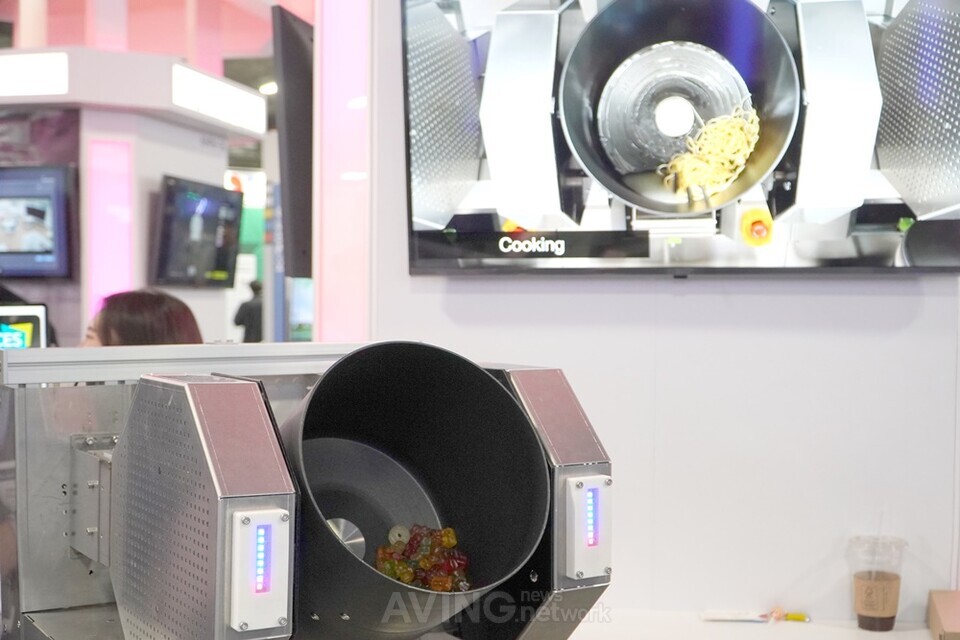 Creo Korea showcased the smart automatic cooking robot 'Eight Kitchen ...