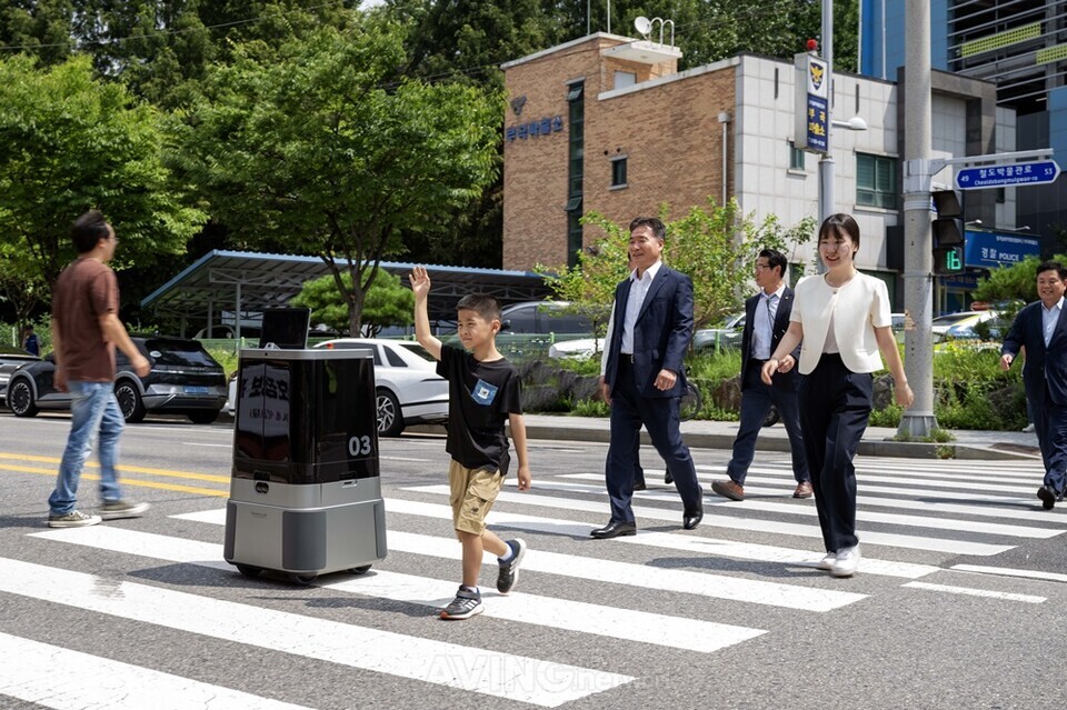 Hyundai Motor and Kia’s ‘Autonomous Delivery Robots’ Traverse ...