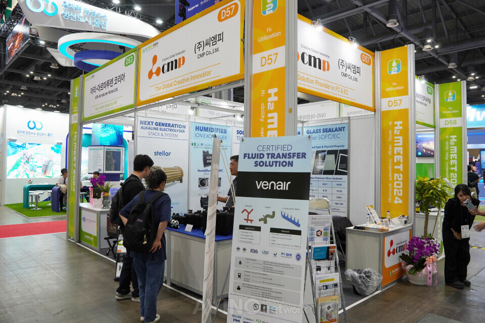 CMP Showcases Elcogen’s SOFC and SOEC Stacks and Systems at H2 MEET ...