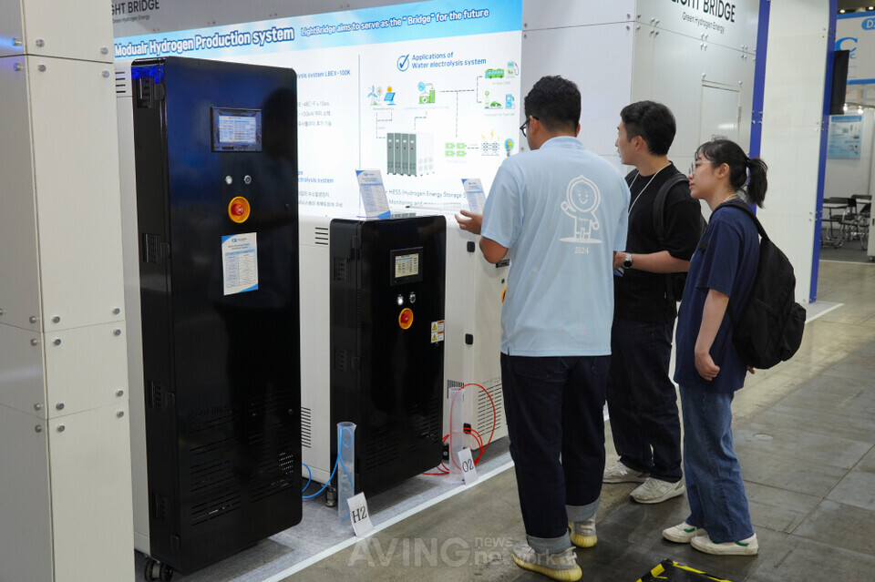 Light Bridge Showcases Self-Developed Electrolyzer Stack and System at ...