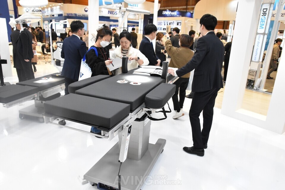 Dentis unveils ‘LUVIS ST500’ at KIMES 2025: “An operating table ...
