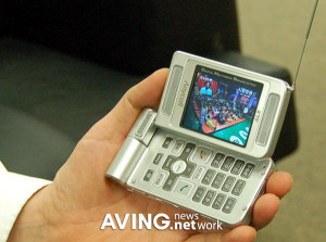 Samsung double-folder T-DMB Phone ‘SPH-B3100’ which allows you to open the folder in two ways