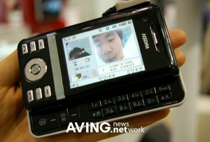 HSDPA handset series (1) - LG real chatting duo slide phone 'SH100'