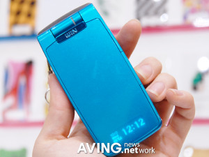 Sony Ericsson's CDMA 1X WIN phone with one hundred of style-up panels