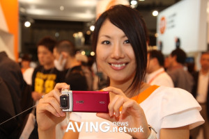 KDDI to present HITACHI's mobile Hi-Vision cam 'WOOO' phone