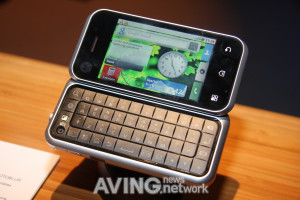 Motorola to showcase its Android phone 'Backflip' with reverse-flip ...