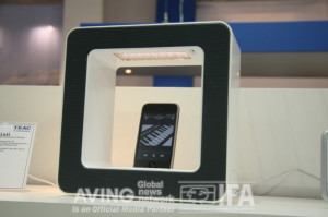 [IFA2010] TEAC, introduces square shaped iPhone speaker 'SR-Luxi'